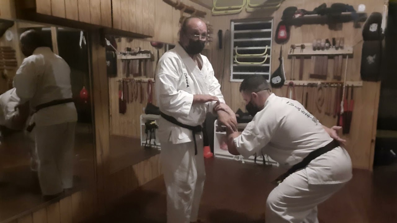 The beginning of Naihanchi Tuite bunkai. Isshinryu version. - YouTube