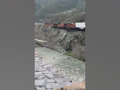 BNSF taking a Z train past blue cut - YouTube