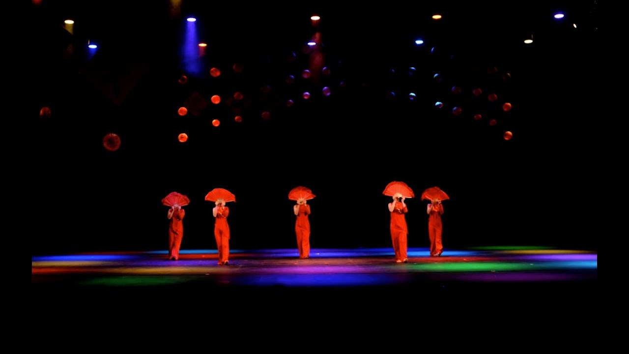 Chinese Red Fan Dance 红扇 - YouTube