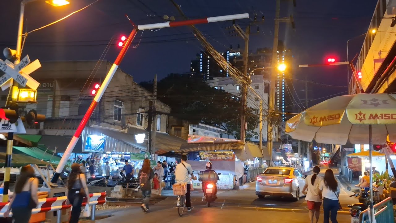 Talat Phu Railroad Crossing ตลาดพลูคนเยอะเลยวันนี้ #ไม้กั้นรถไฟ - YouTube