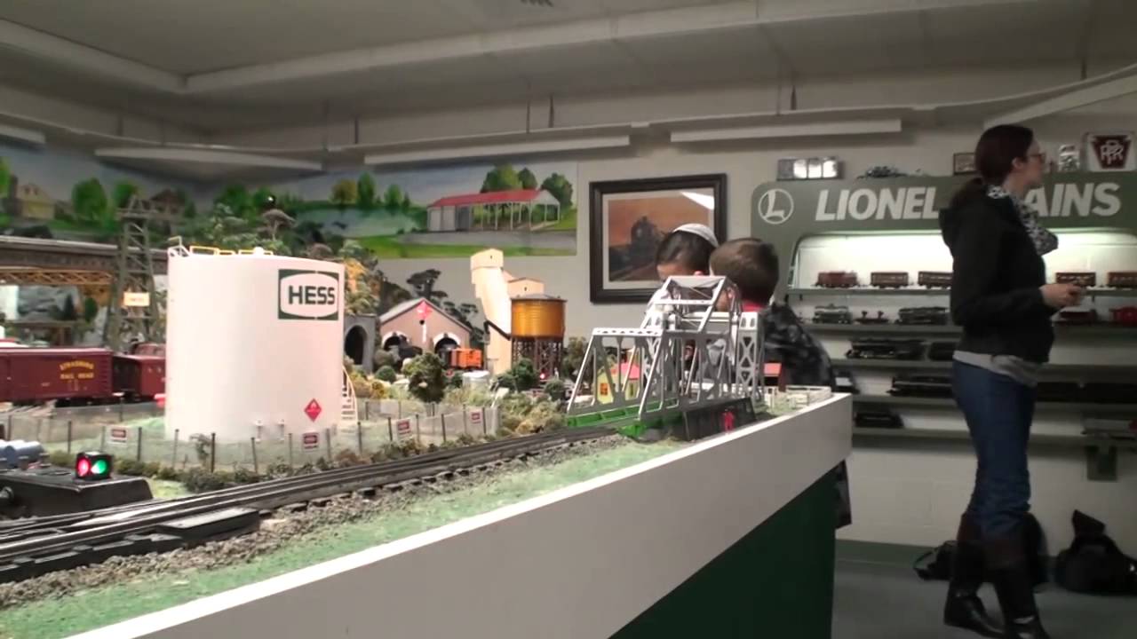 Garden Spot Village Train Club's model train display - YouTube