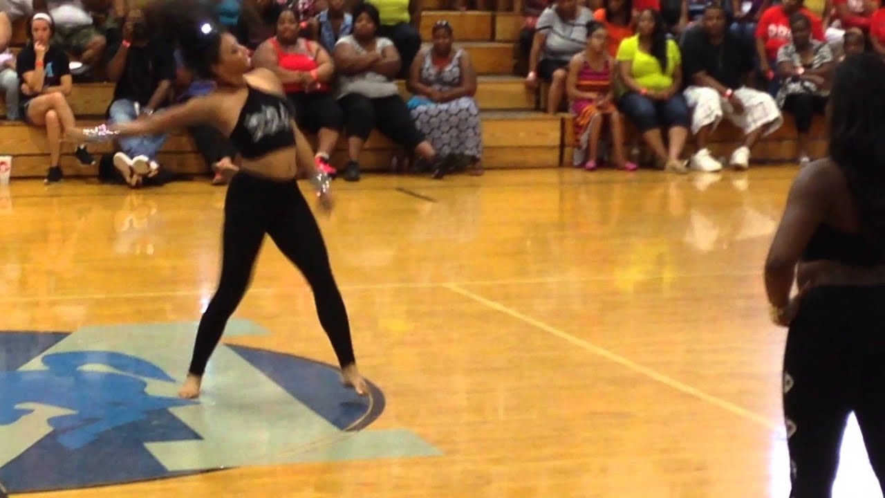 Dancing Dolls stand battles - YouTube