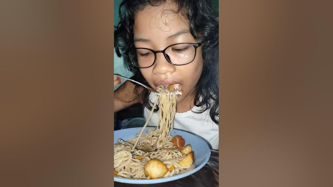 Mukbang Moms Yummy Egg Noodles With Squid Balls For My Lunch Noodles Food Yummy Yum Smart