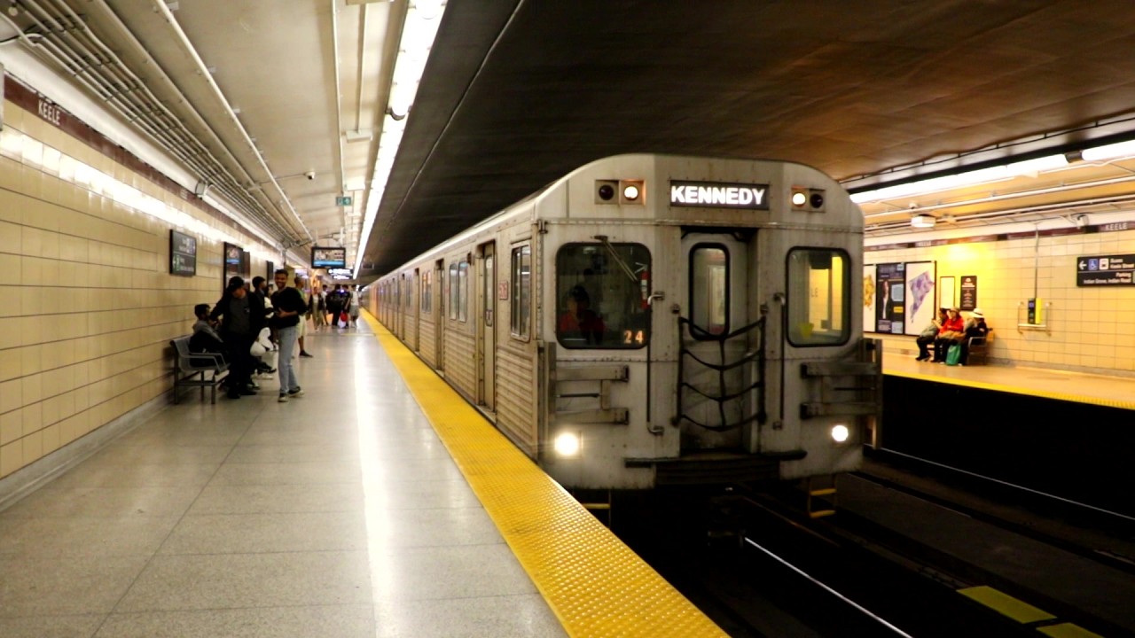 TTC Toronto Subway : Kennedy Bound Bombardier T1 Line 2 Train @ Keele ...