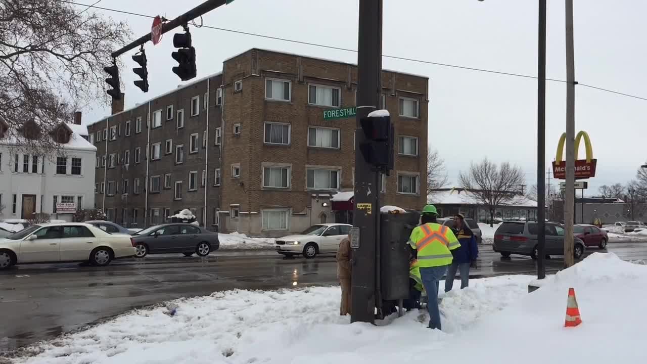 Workers fixing traffic lights in East Cleveland - YouTube