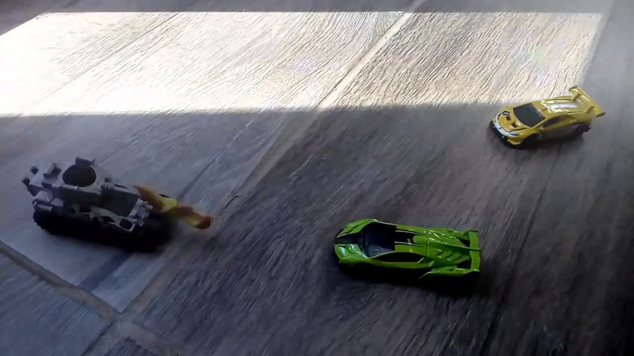 Lamborghini Veneno e Lamborghini Huracán vs Tanque de guerra - YouTube