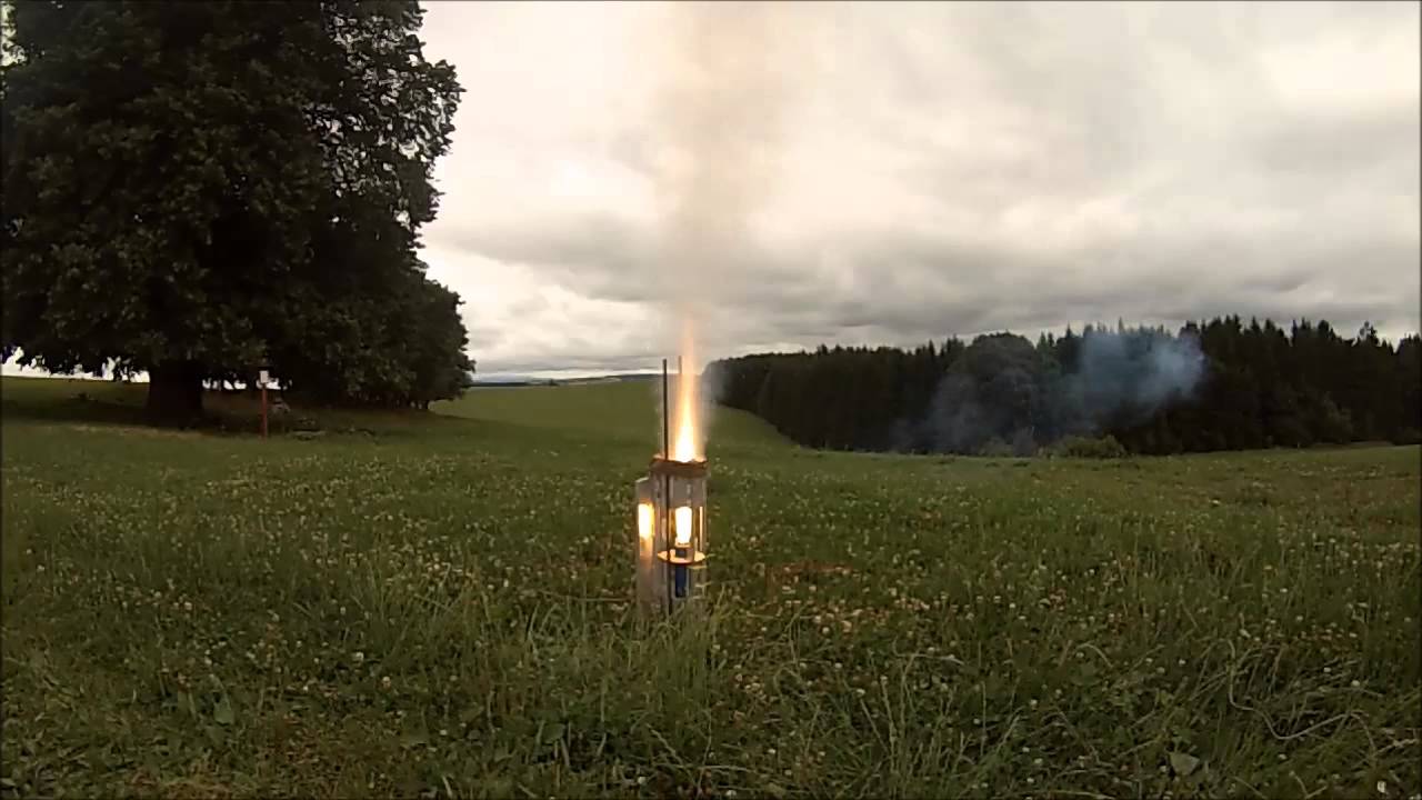 Test 52 mm APCP motor s bakelitovou tryskou - YouTube