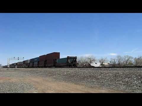 BNSF 4403 east at Holbrook, AZ 23Mar12 - YouTube