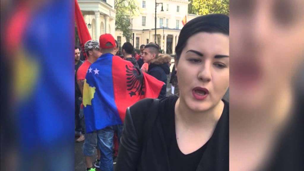 Racizmi në Beograd. Protestë në Londër para ambasadës serbe - YouTube