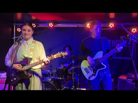 COLD SHOULDER - HONEY SCOTT (Live at the smokehouse)