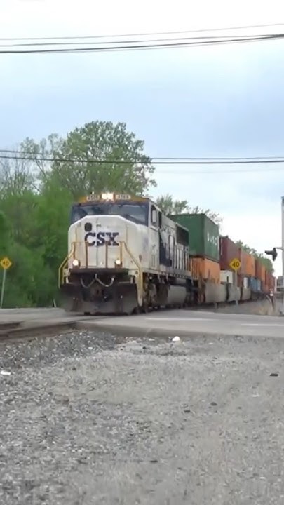 CSX special unit solo leads intermodal train on the Detroit sub - YouTube