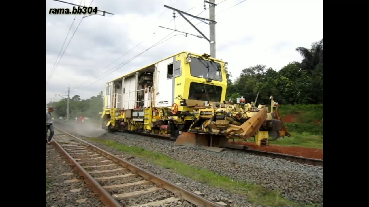 PERAWATAN BATU BALLAST REL KERETA API - YouTube