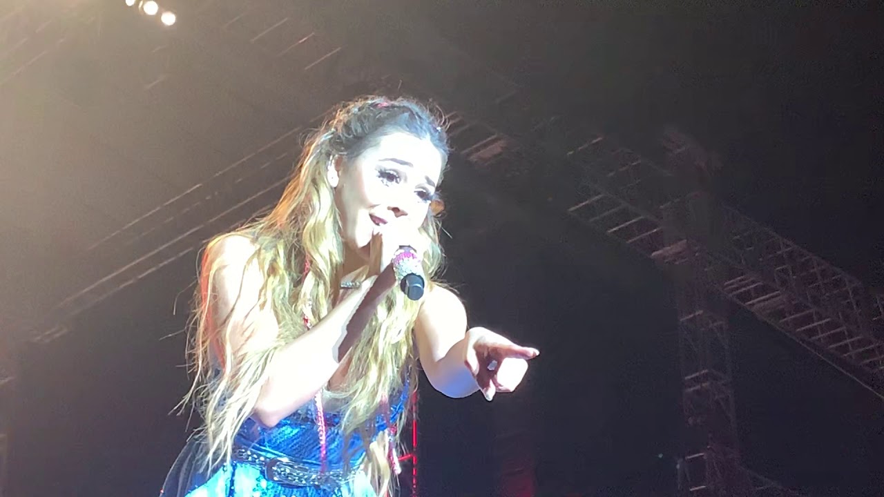 DANNA PAOLA - MALA FAMA ( en vivo ) - YouTube