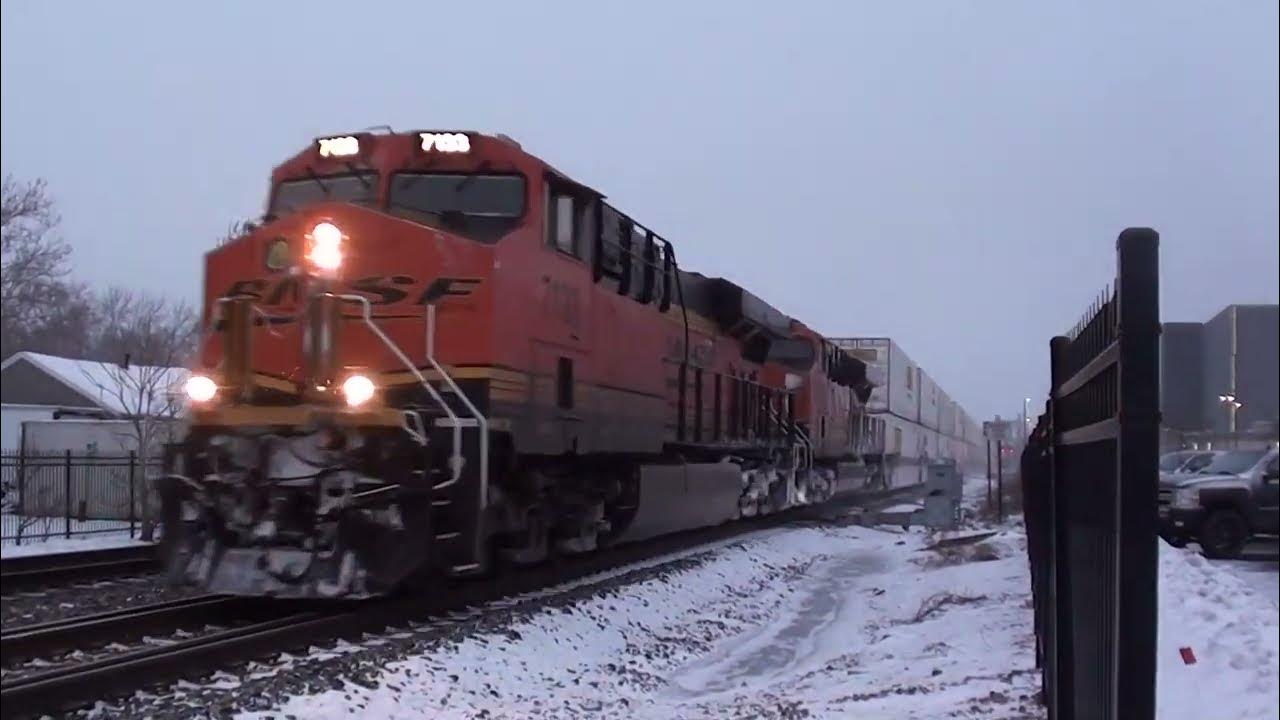 BNSF #7133 Leads WB Stacktrain with Executive MAC on DPU. Olathe, KS 1/12/24 - YouTube