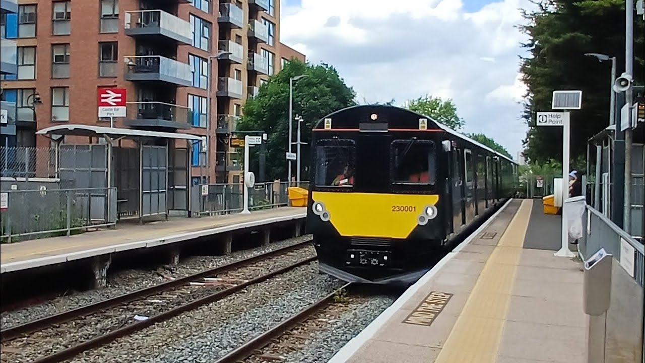 GWR Class 230 Battery Train At Castle Bar Park Station #gwr - YouTube