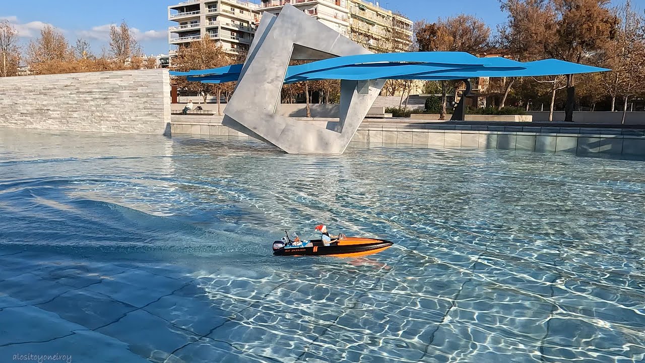 Τηλεκατευθυνομενα σκαφη μεσα στη ρηχη πισινα στον Κηπο των Γλυπτων ...