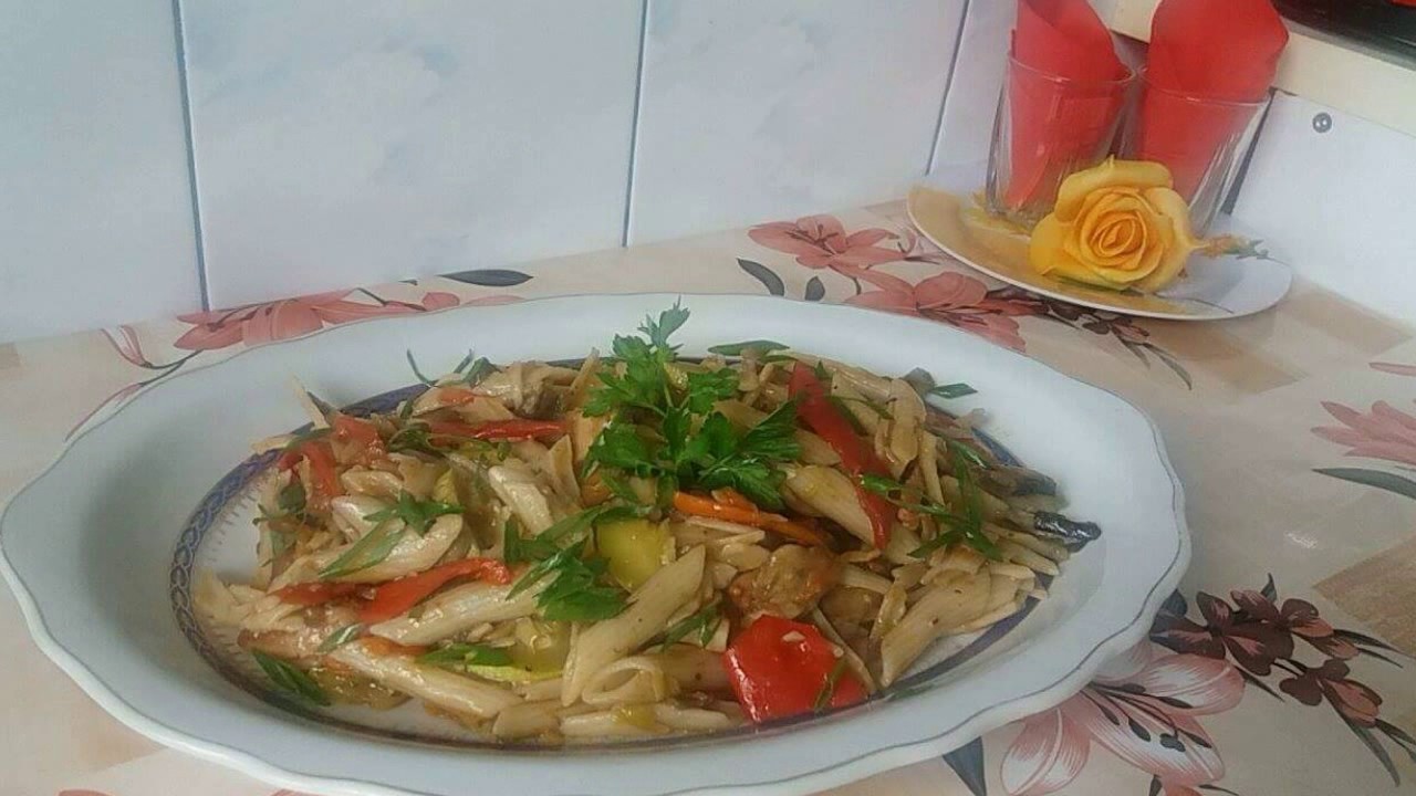 PASTE PENNE CU KAIZER SAU PIEPT DE PUI SI LEGUME SOTE - YouTube