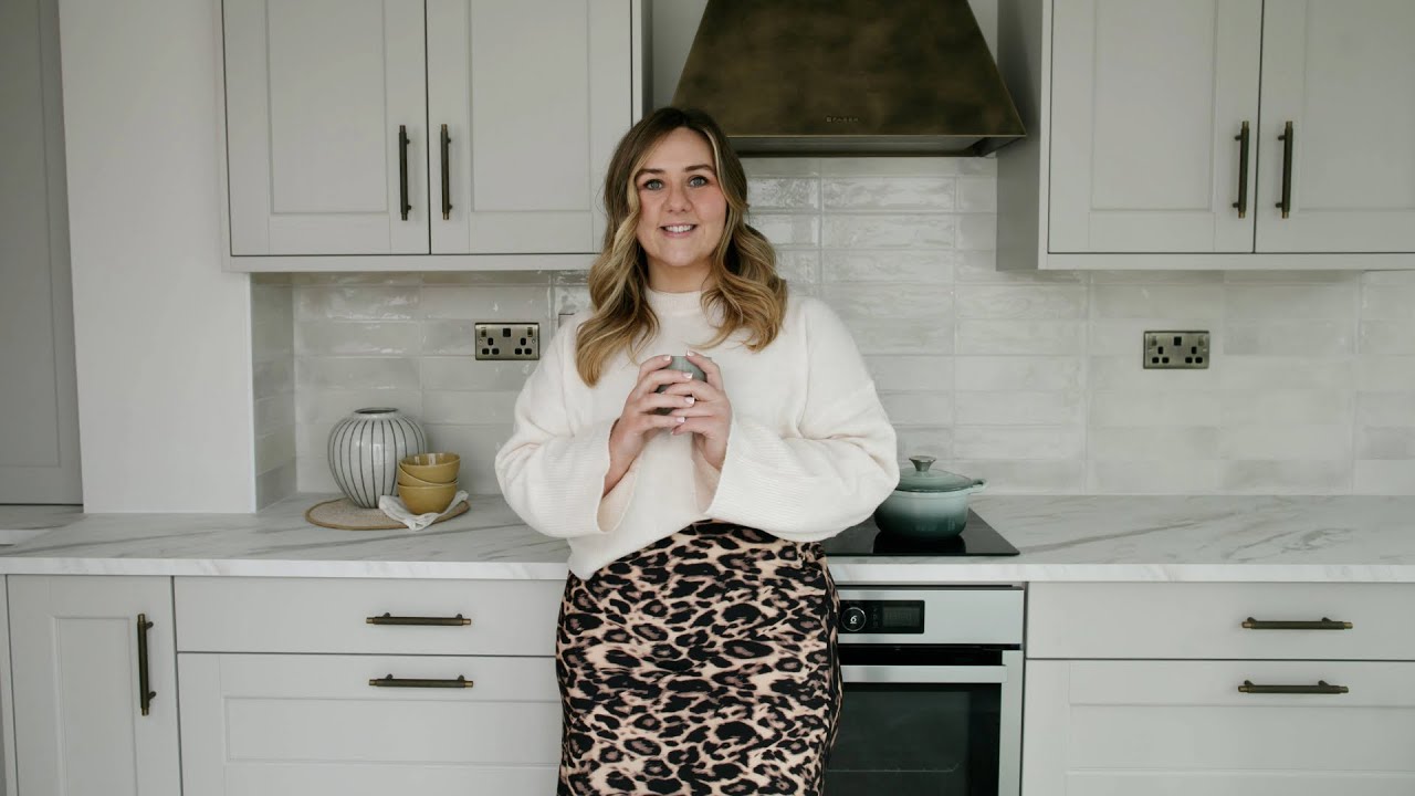 See Jennifer Carroll's gorgeous new Dereham Taupe kitchen | Cash ...