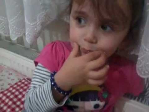 Islık çalmaya çalışan Küüçük kız :)