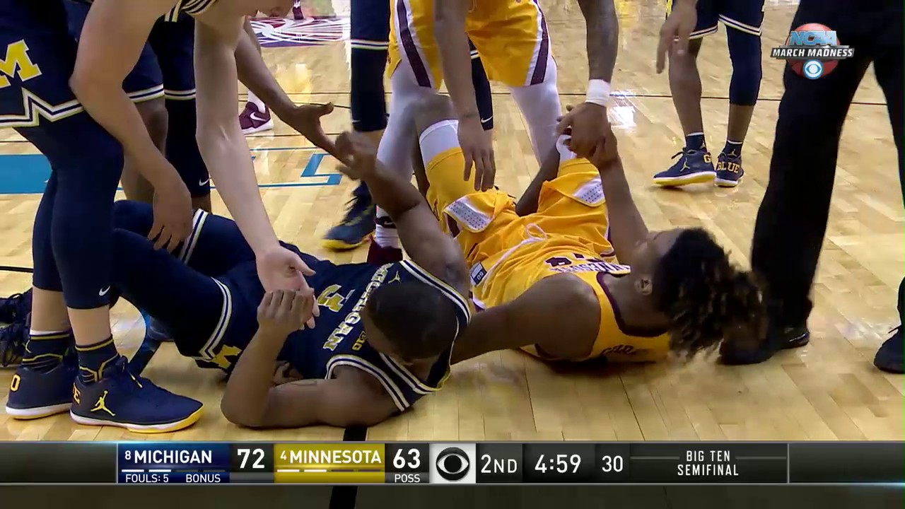 Derrick Walton Jr's Pull Three-Pointer vs. Minnesota - YouTube