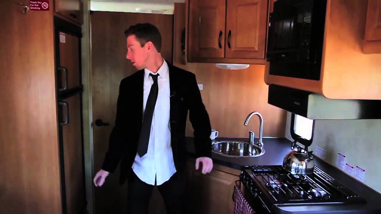 Rollin Wheels -- Take a look at the inside of an RV from Cruise America ...