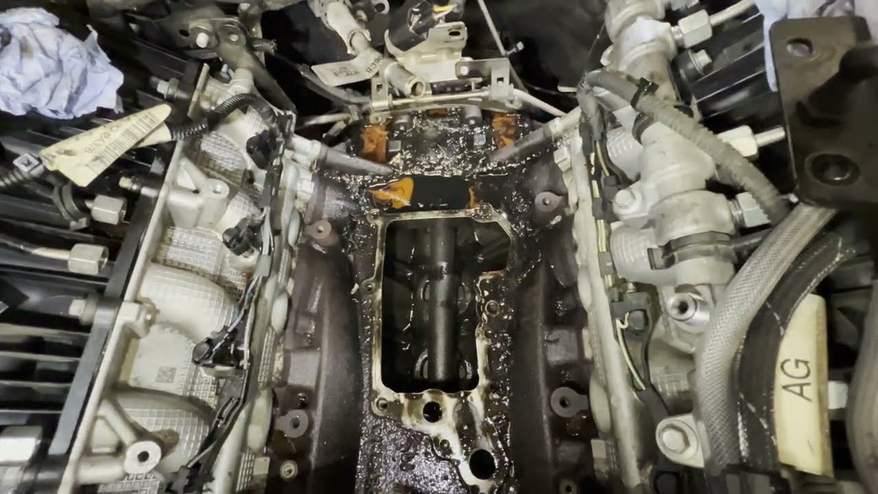 Range Rover Vogue 4.4 Diesel Engine With Oil Leakage Spots Underneath ...