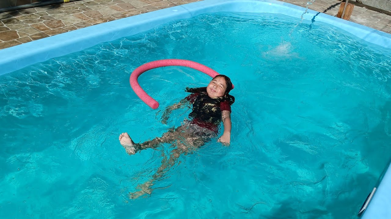 Brincando na piscina/playing in the pool - YouTube
