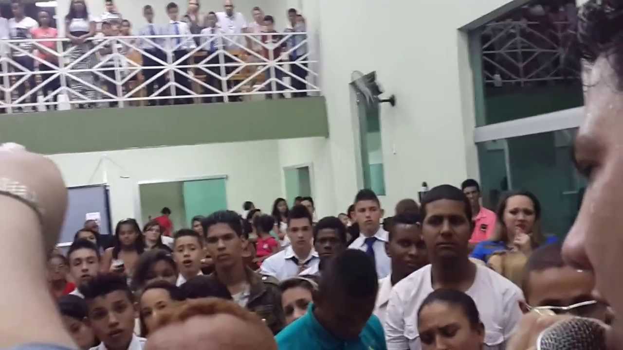 Pastor Makia Santos ora por um jovem e ele é liberto e curado do Pulmão ...