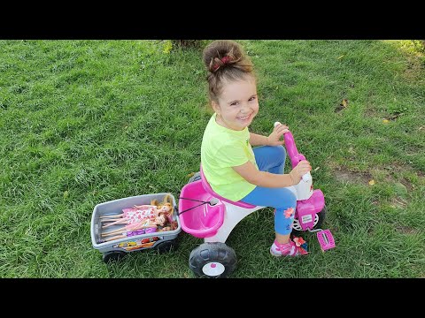 Ela barbie bebekleriyle parka gidip kaydıraktan kayıyor, salıncakta sallanıyorlar 😍Eğlenceli video