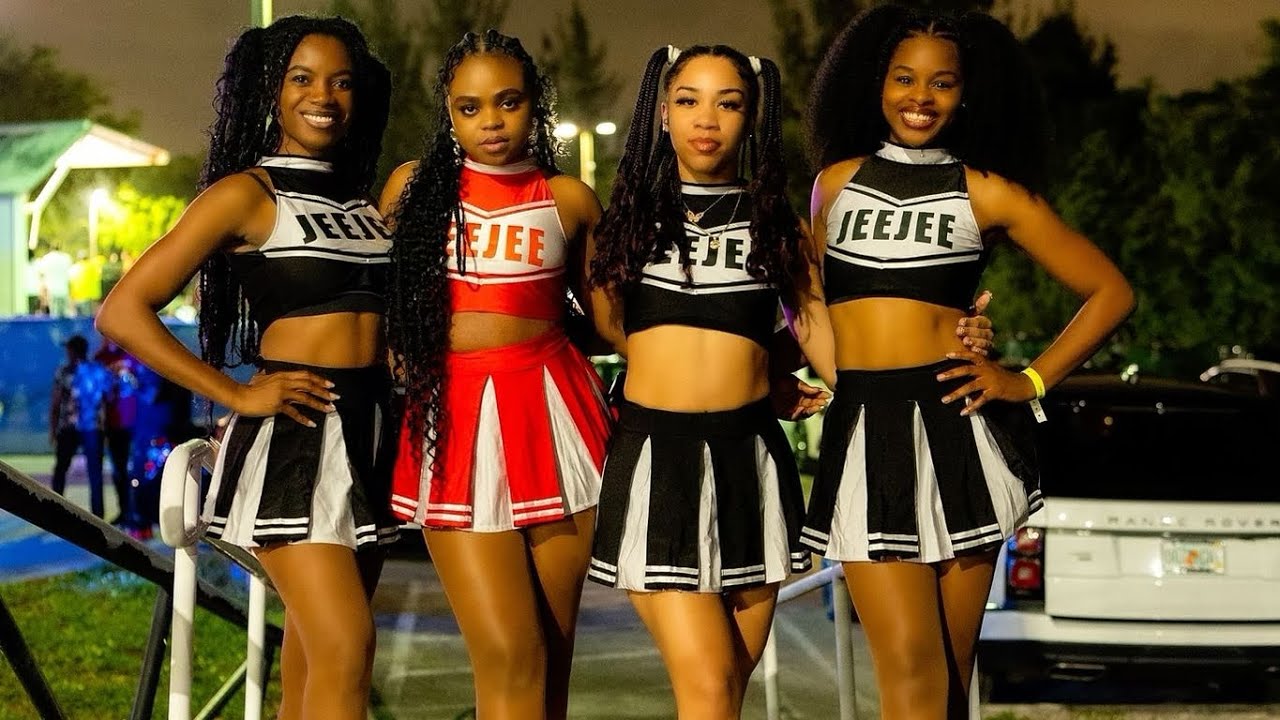 A Little Clip of Jeejee Live Performance #greattime - YouTube