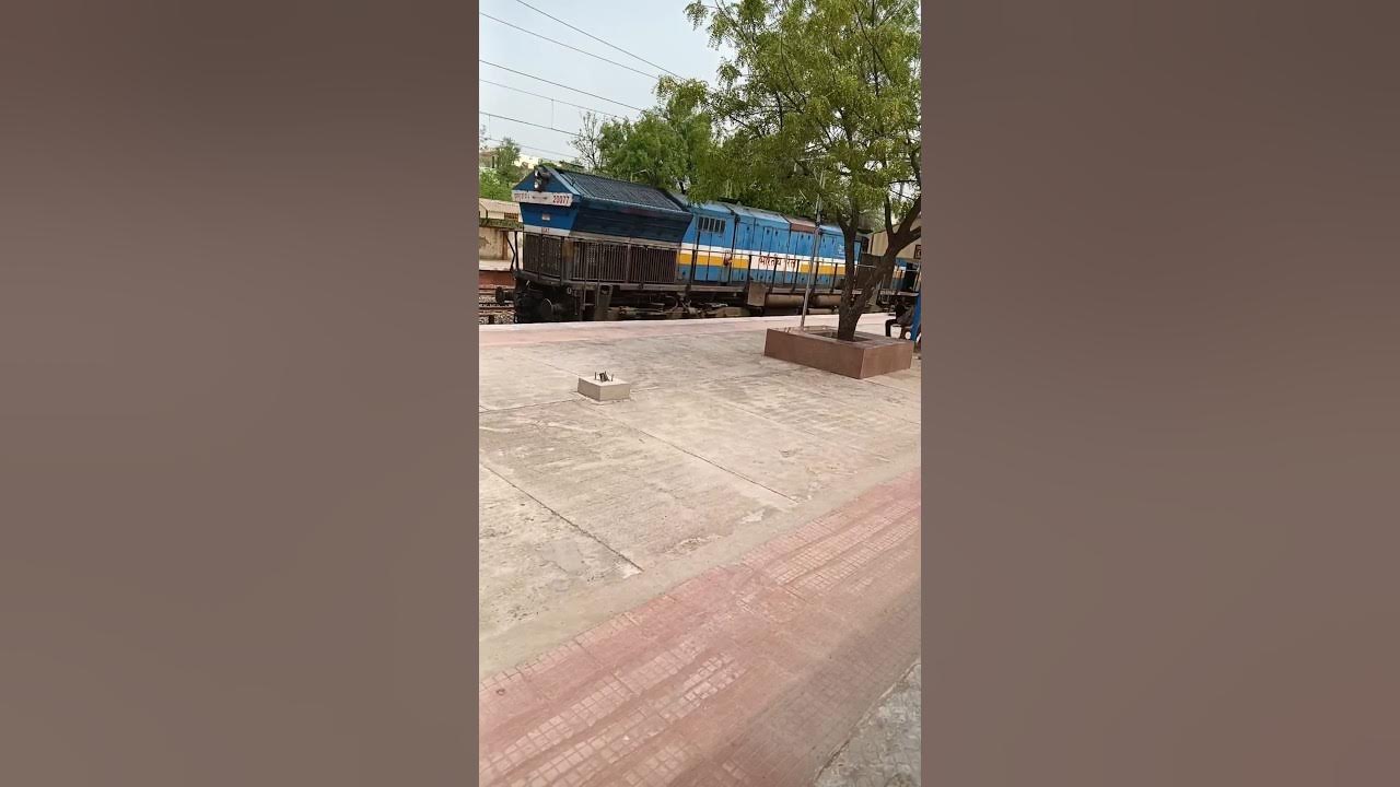 Emd Diesel WDP4B Passenger Locomotive #shorts - YouTube