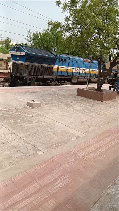 Emd Diesel WDP4B Passenger Locomotive #shorts - YouTube