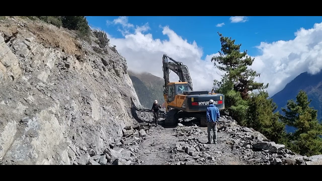 Annapurna Curcit - Day 04 - another jeep road carved in the mountains ...