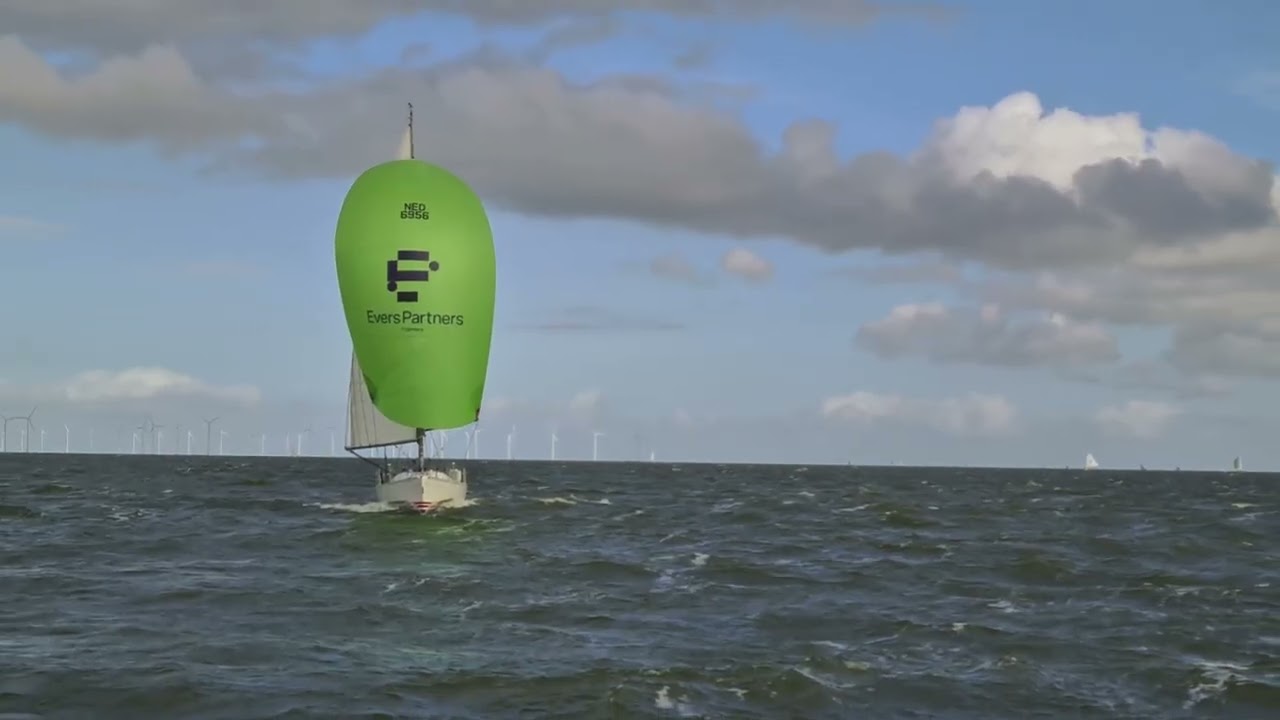 Sun Fast 32 Accelerate 200 myls solo 2022 - YouTube