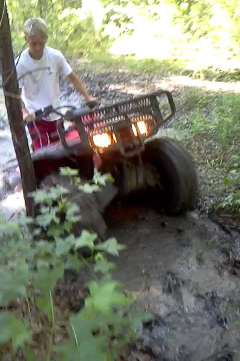 Honda 300 on kenda executioners in mud - YouTube