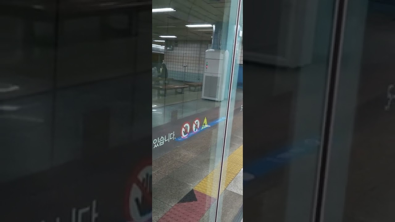20220401 Coming in Samgakji Station on Seoul Line6 (train to Eungam ...