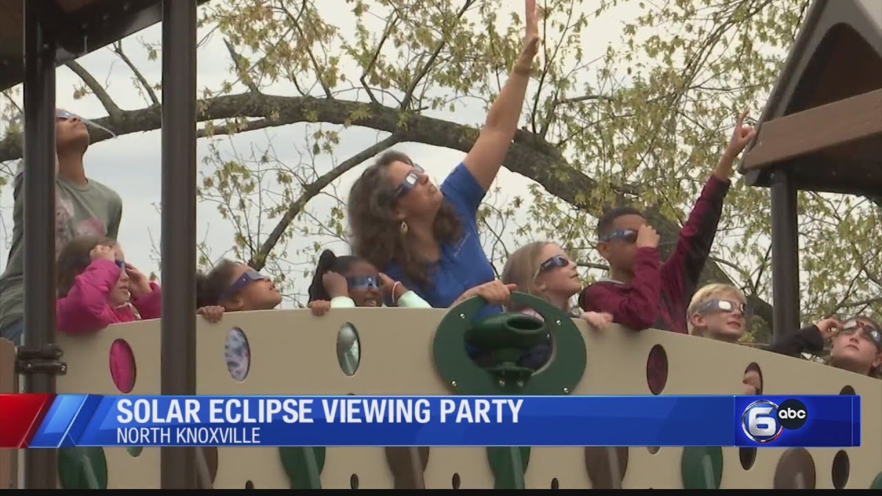 Knoxville mayor joins local students at eclipse watch party - YouTube