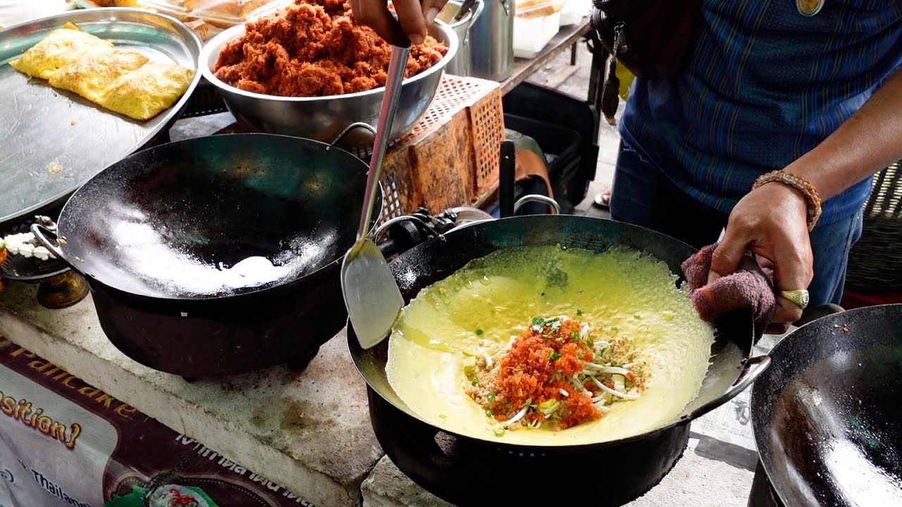 Vietnamese savory crepe (Khanom bueang Yuan) - YouTube