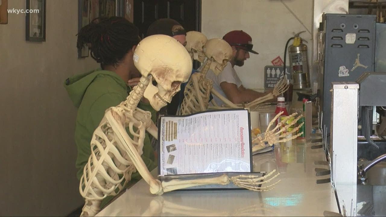 Restaurant uses skeletons to enforce social distancing - YouTube
