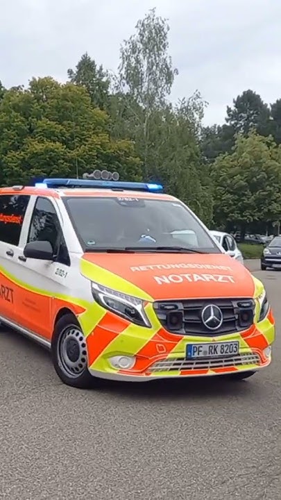 RK Mühlacker 2/82-1 (NEF) auf Einsatzfahrt - YouTube