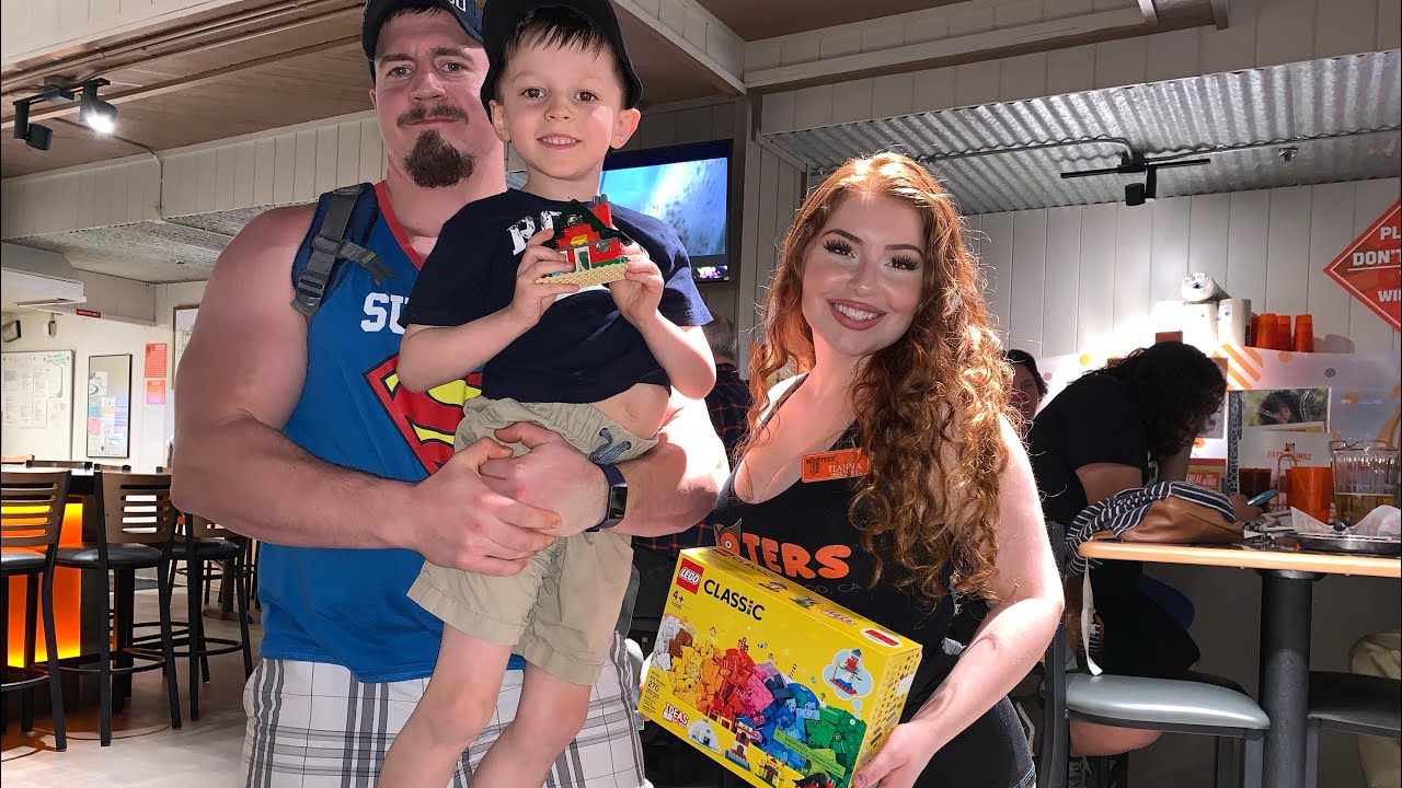 Hollywood LEGO building at HOOTERS - YouTube