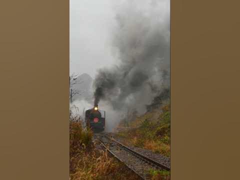SLばんえつ物語(C57-180) 雨の津川駅上り発車（秋）【2024/11/23 4K】#蒸気機関車 #鉄道 #railway #train #steam #Shorts #磐越西線 ...