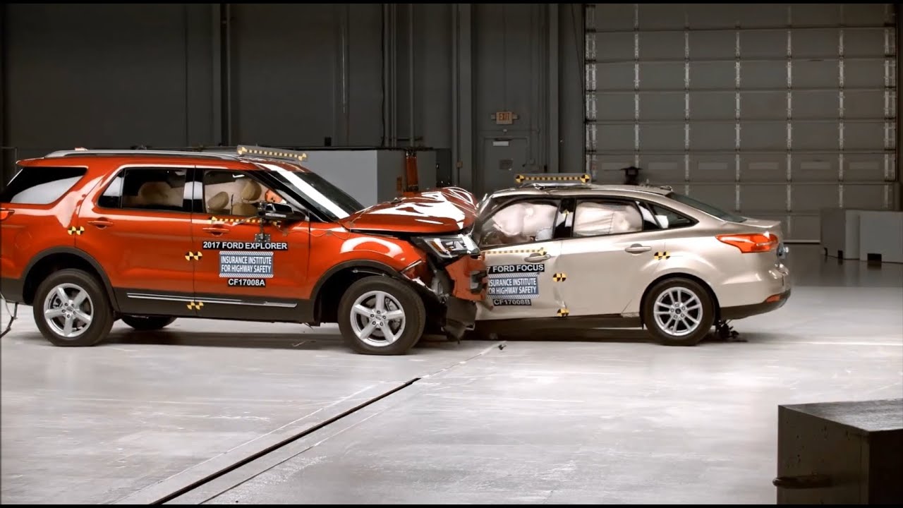 Краш тест Ford Focus vs Ford Explorer - YouTube
