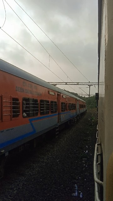 Mangala lakshadweep express crossing tutari express at nivsar 🔥 #wap7 # ...
