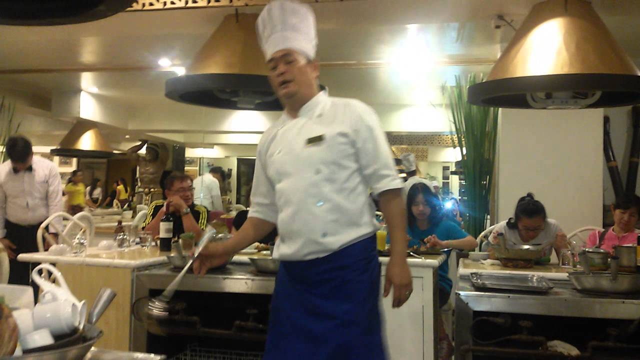The singing cooks and waiter's restaurant - YouTube