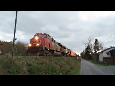 CN 2269 leads 402 in Sacré-Coeur - P3 - YouTube