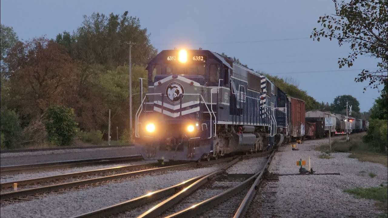 LSRC 6352 & LSRC 6351 Entering Saginaw Yard Northbound - YouTube