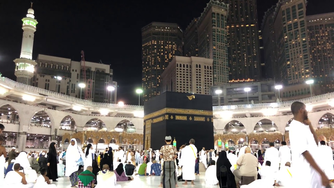 Sitting In Front Of Holy Kaaba At Night ♥ ᴴᴰ Beautiful view of Masjid ...