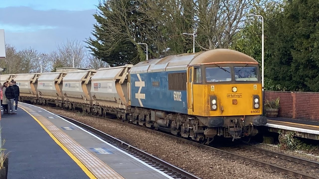 Returning the empties 69002 “Bob Tiller CM&EE” with the 4L66 Goole to ...