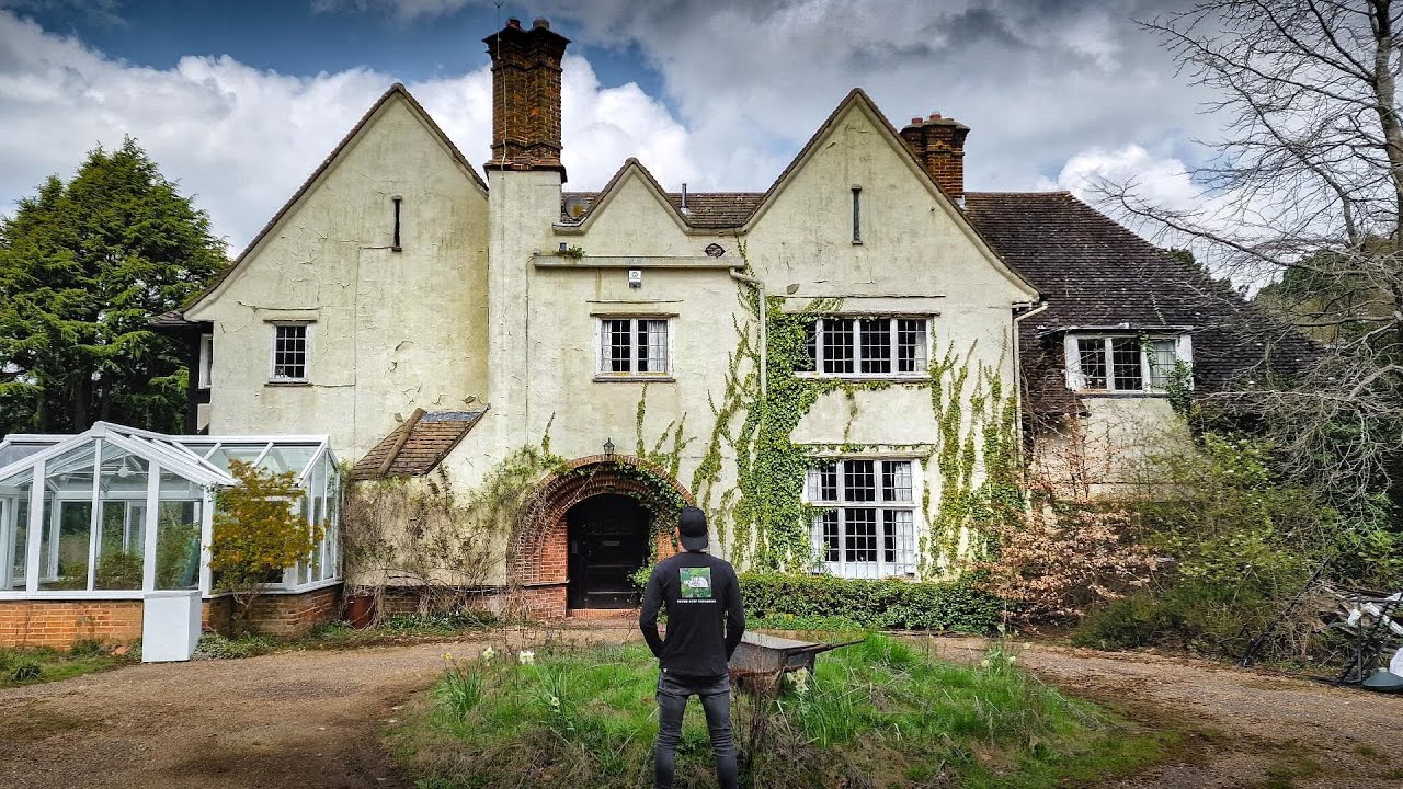 We found an ABANDONED mansion Frozen in Time - What happened to them ...